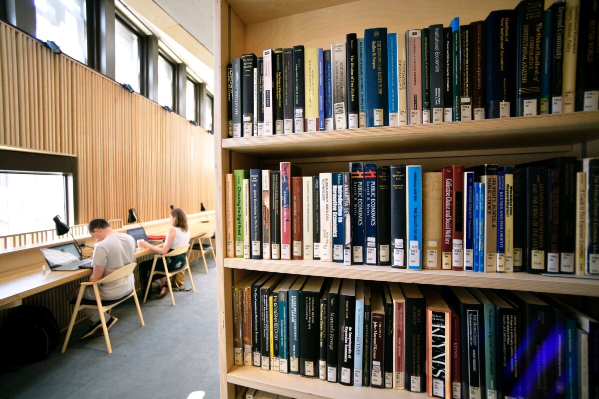 Szinte mindenki bezár, de a kiebrudalt elitegyetem könyvtára nyitva ...