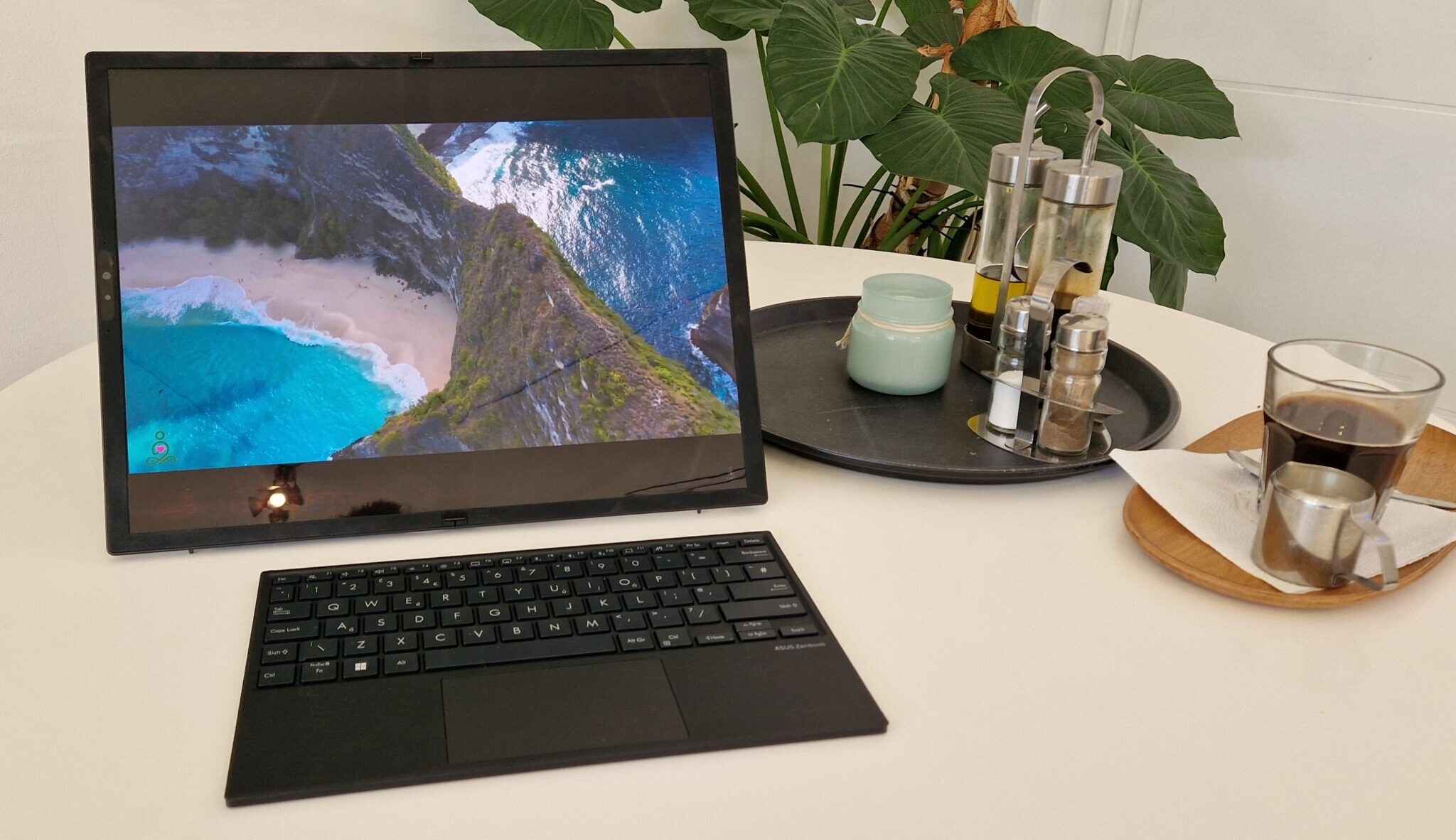 Menő vagy gagyi a hajlítható kijelzőjű luxus laptop? Egyáltalán van ...