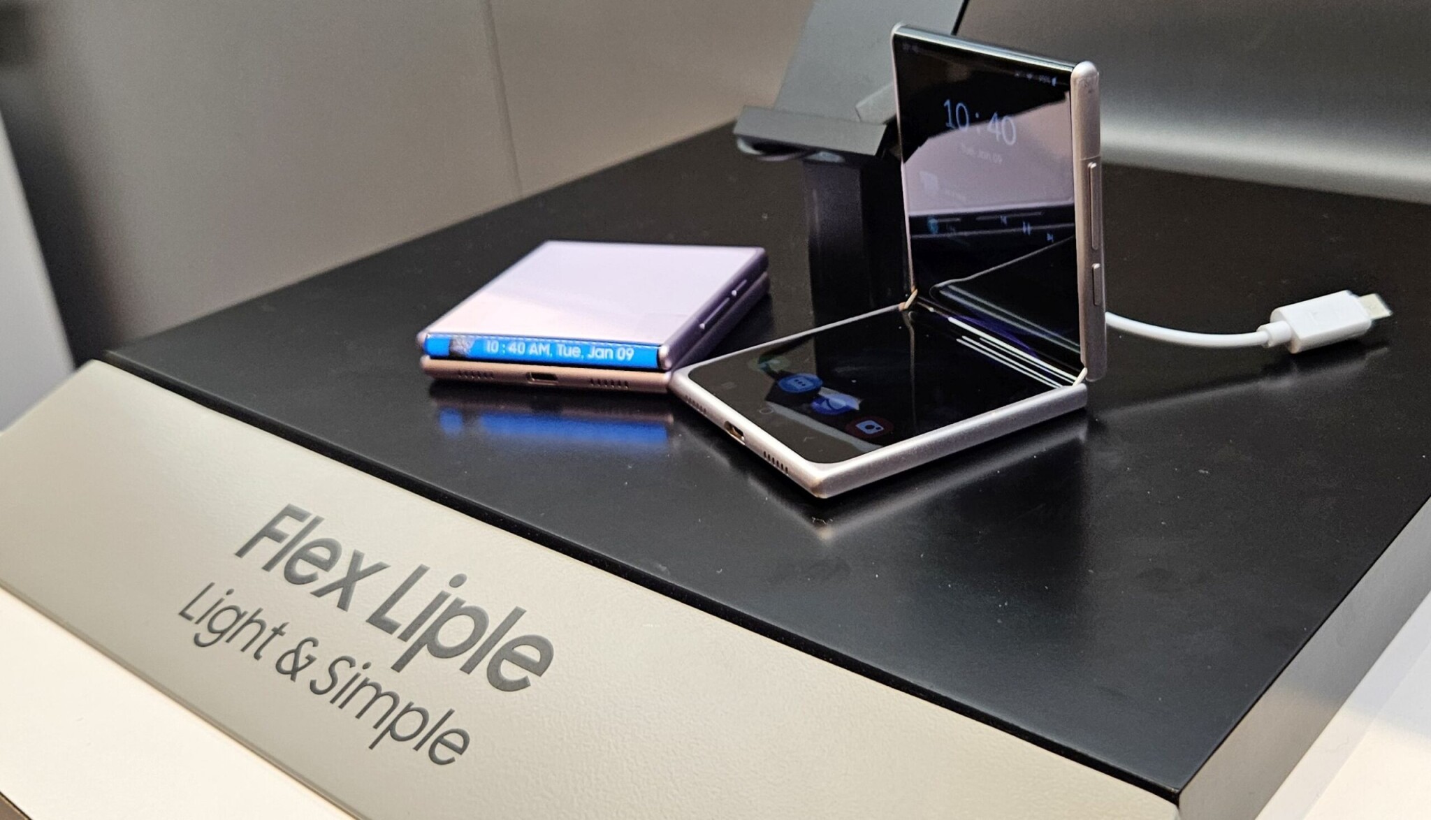 Nyújtható telefon, szemüveg nélküli 3D, felcsavarható monitor ...