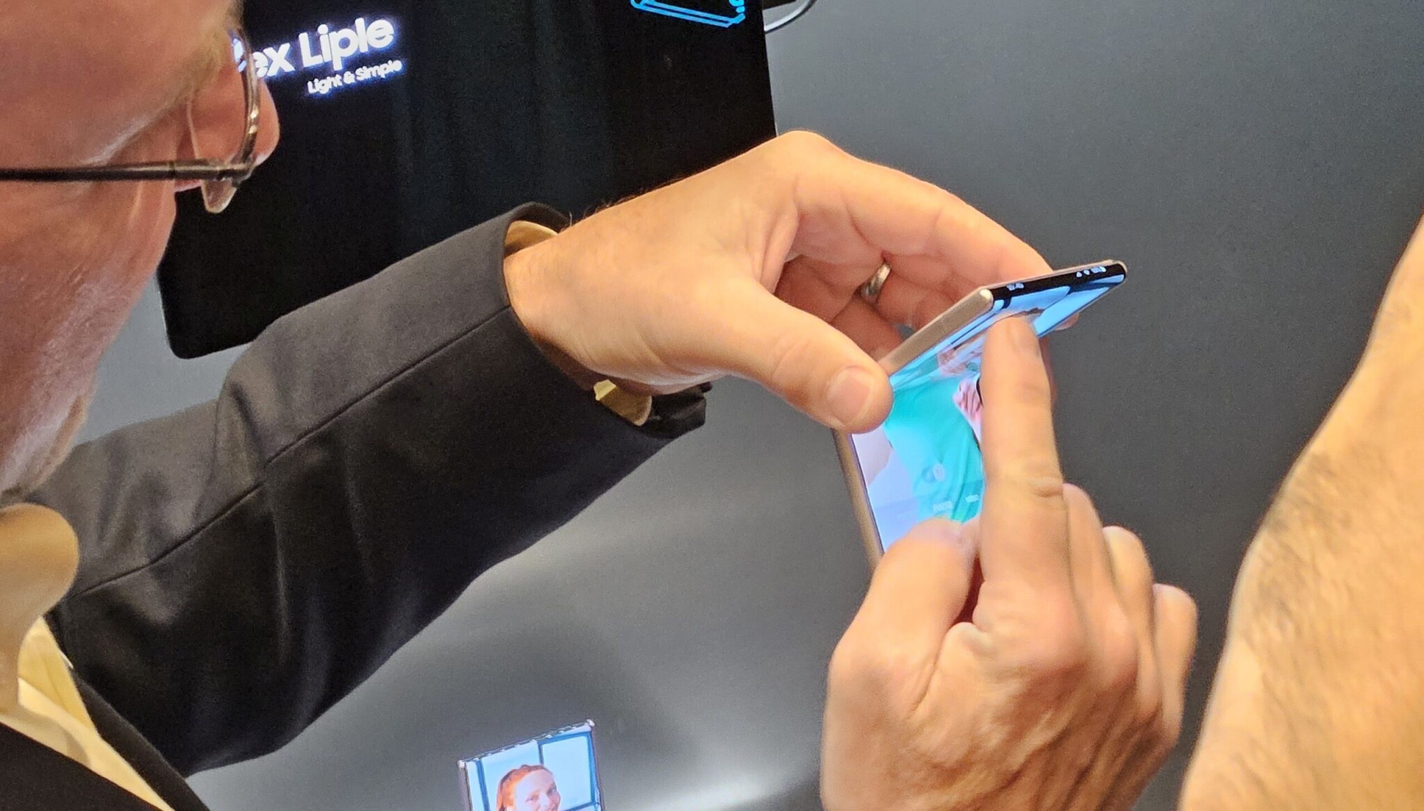 Nyújtható telefon, szemüveg nélküli 3D, felcsavarható monitor ...